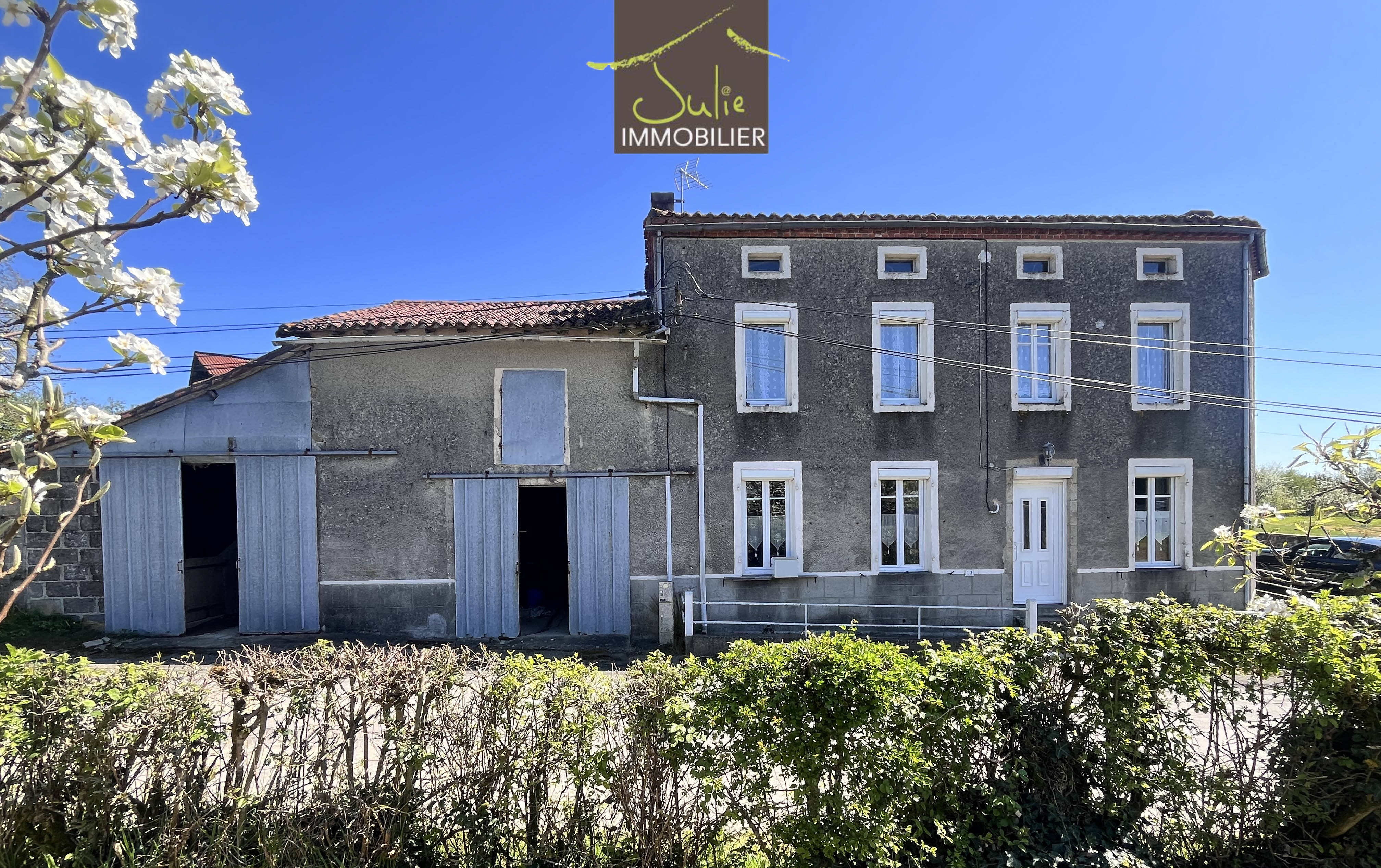 Vente Maison sur 1137m² de terrain avec nombreuses dépendances.